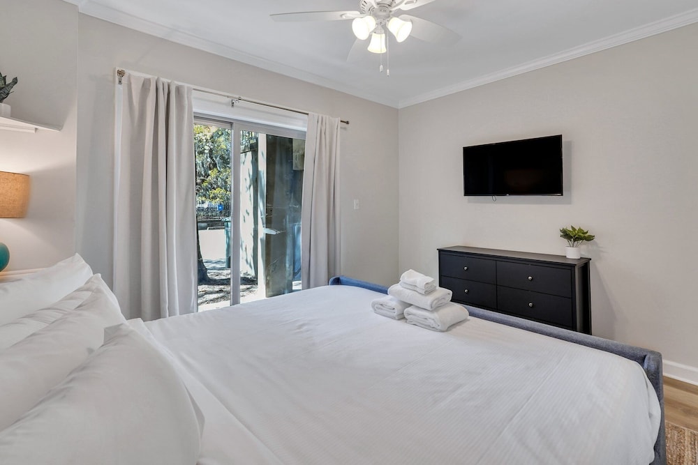 Unbeatable Location Just Steps To Forsyth Park W/ Parking By Lucky Savannah - Savannah, GA
