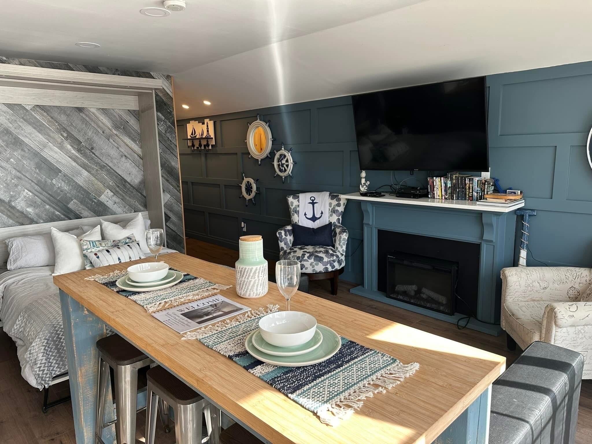 Nautical Oasis Boathouse Cottage - Kawartha Lakes