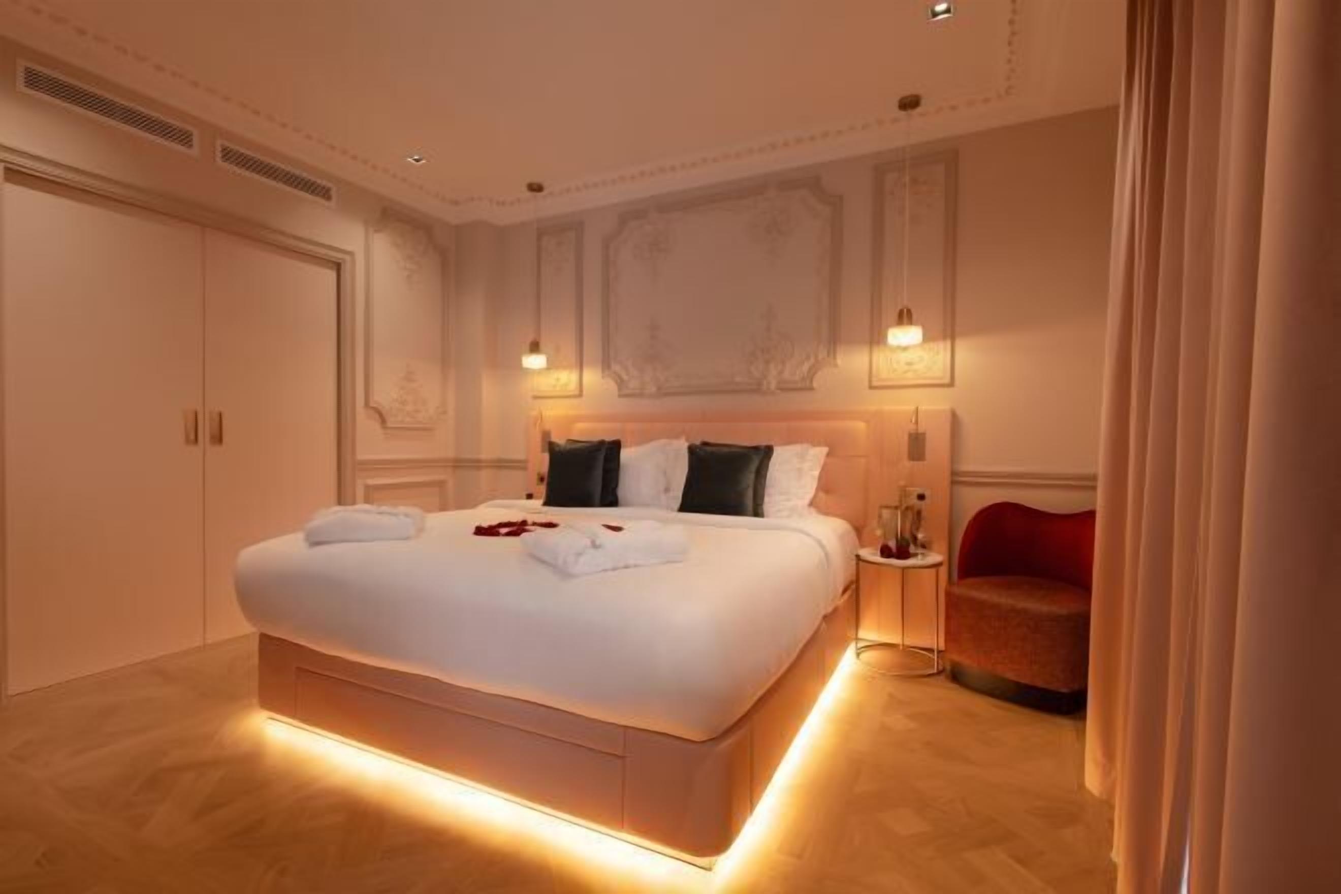 Roupa de alta qualidade, cofre no quarto, secretária 