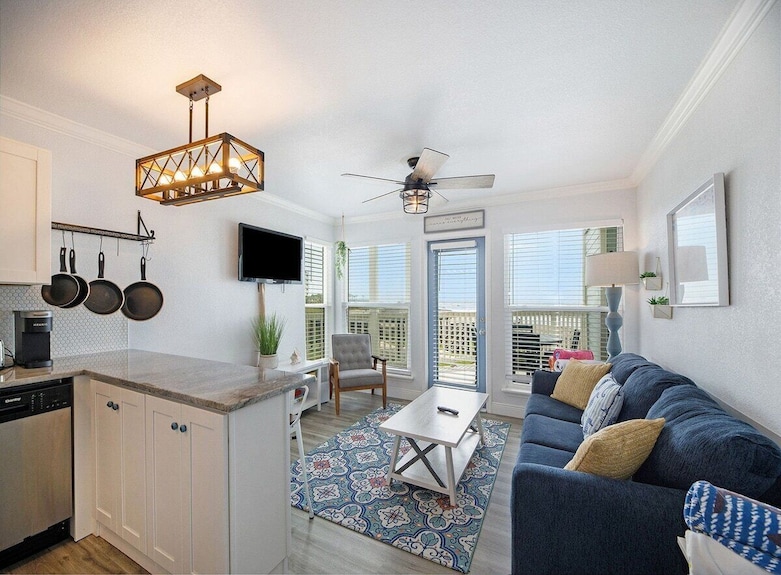 Always Sunny At Seascape Beach Resort Sits Directly On Beach With Heated Pool - Galveston, TX