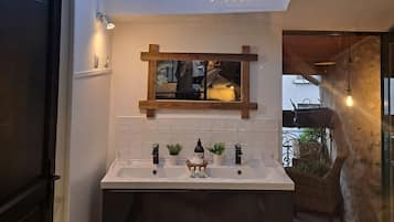 Quarto Duplo de Luxo | Casa de banho | Um polibã, um secador de cabelo, toalhas fornecidas