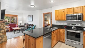Uma cozinha moderna com armários de madeira, eletrodomésticos de aço inoxidável e uma ilha central.