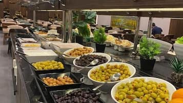 Pequeno-almoço tipo buffet diário (15 EUR por pessoa)