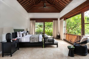 3 quartos, escrivaninha, espaço de trabalho para notebook