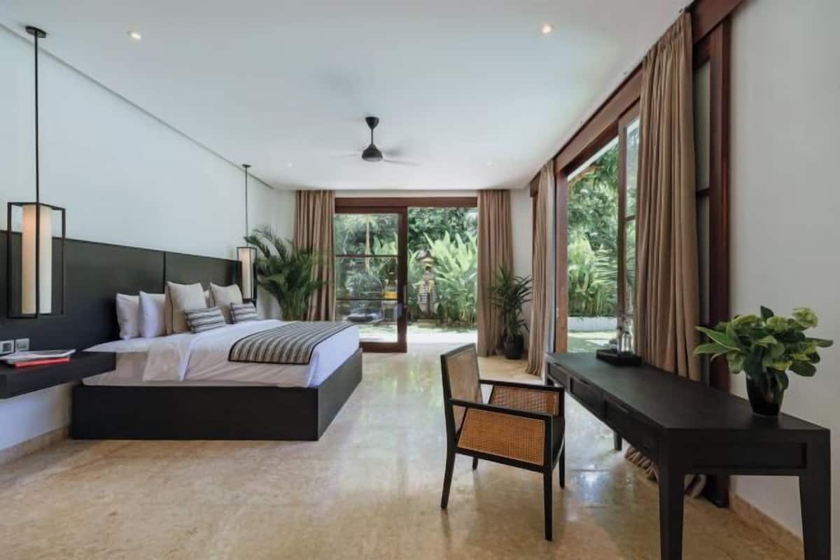 3 quartos, escrivaninha, espaço de trabalho para notebook