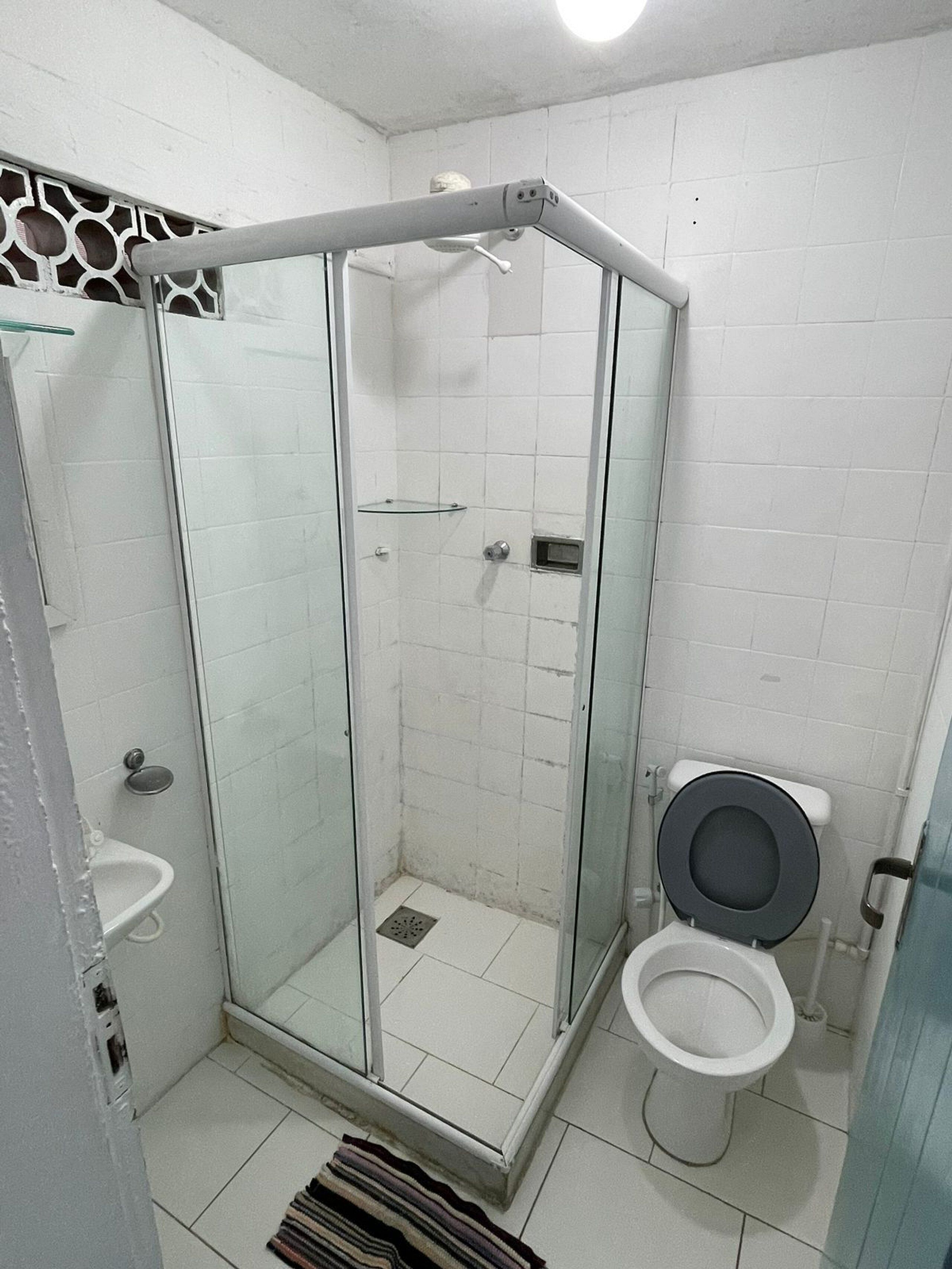 Suite Básica | Casa de banho | Um polibã, um chuveiro fixo, toalhas fornecidas, sabão 