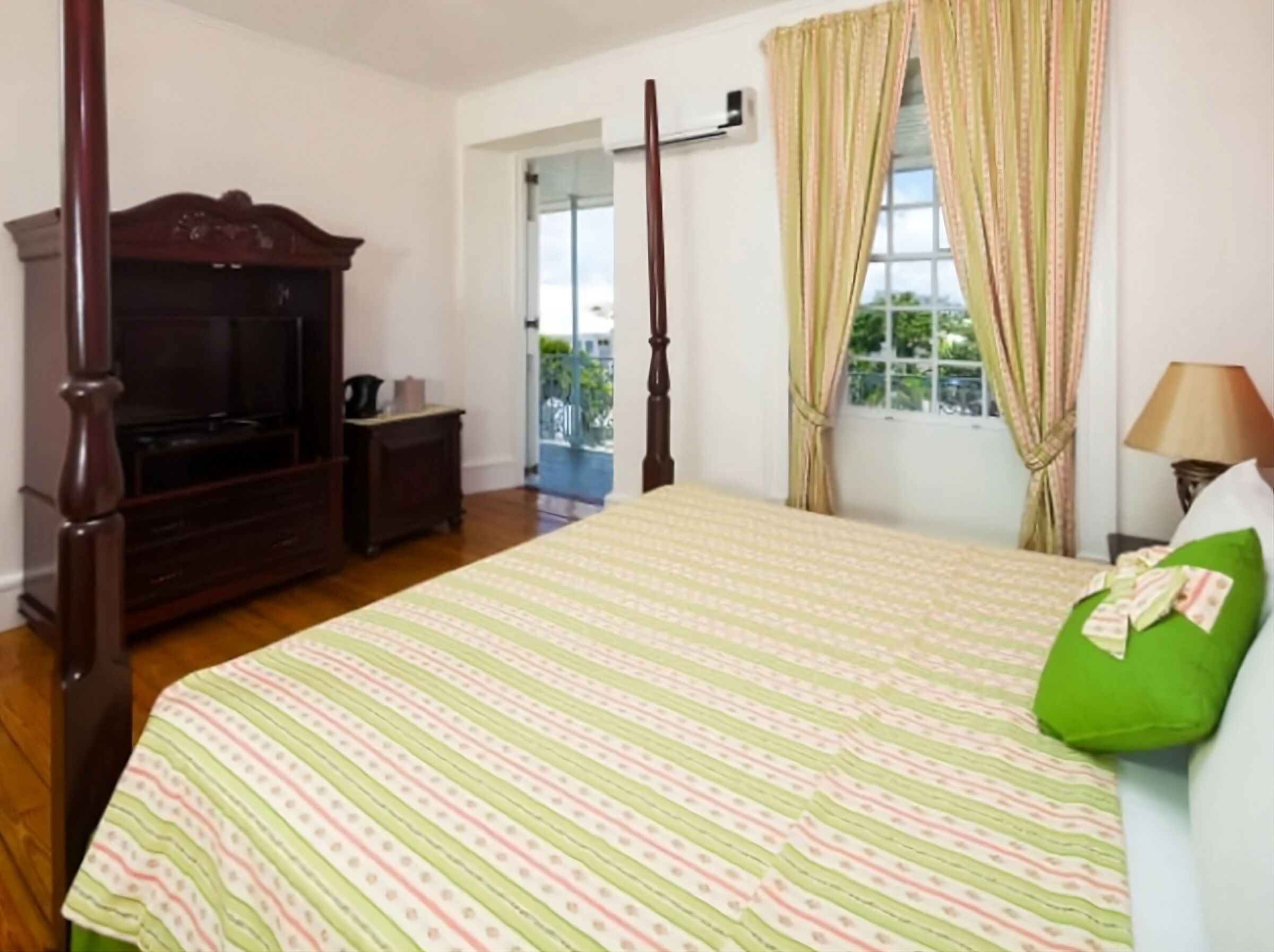 Vacation Is Calling! Comfortable Unit W/ Pool View! Onsite Pool, Free Parking - Barbados