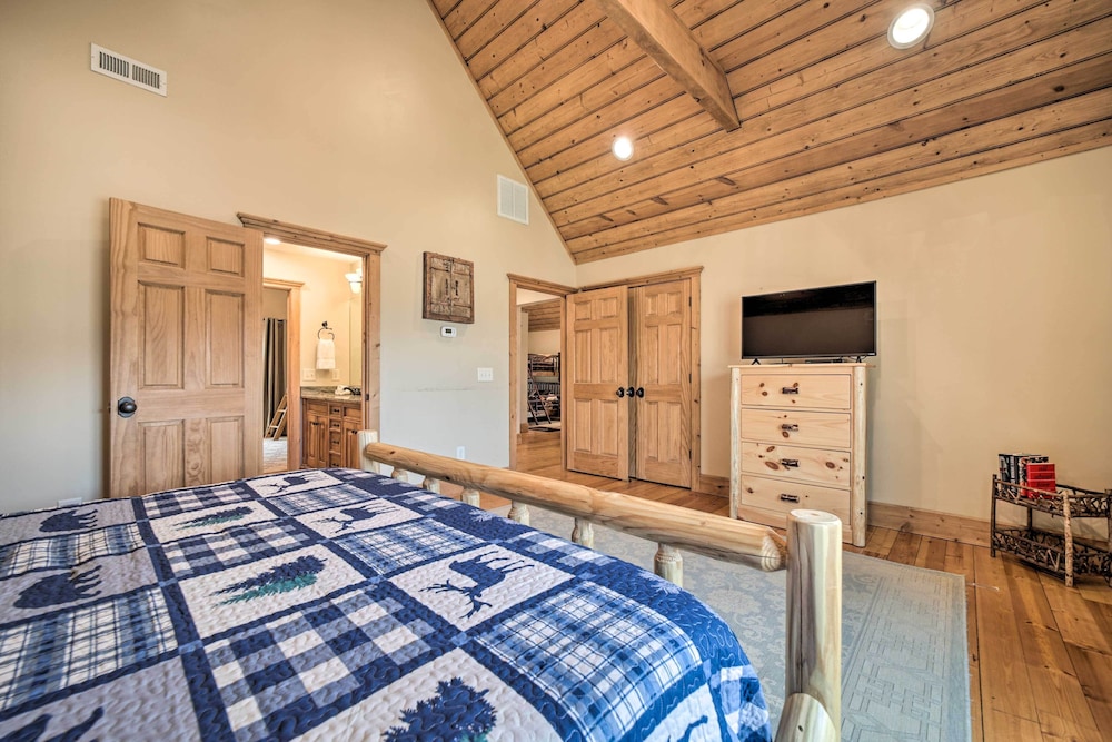 Franklin Cabin W/ Hot Tub + Pool Table! - Franklin, NC