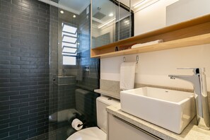 Apartamento Standard | Casa de banho | Um polibã, um chuveiro fixo, artigos de higiene pessoal grátis 