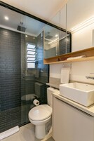 Apartamento standard | Banheiro | Chuveiro, chuveiro com efeito de chuva, produtos de toalete grátis 