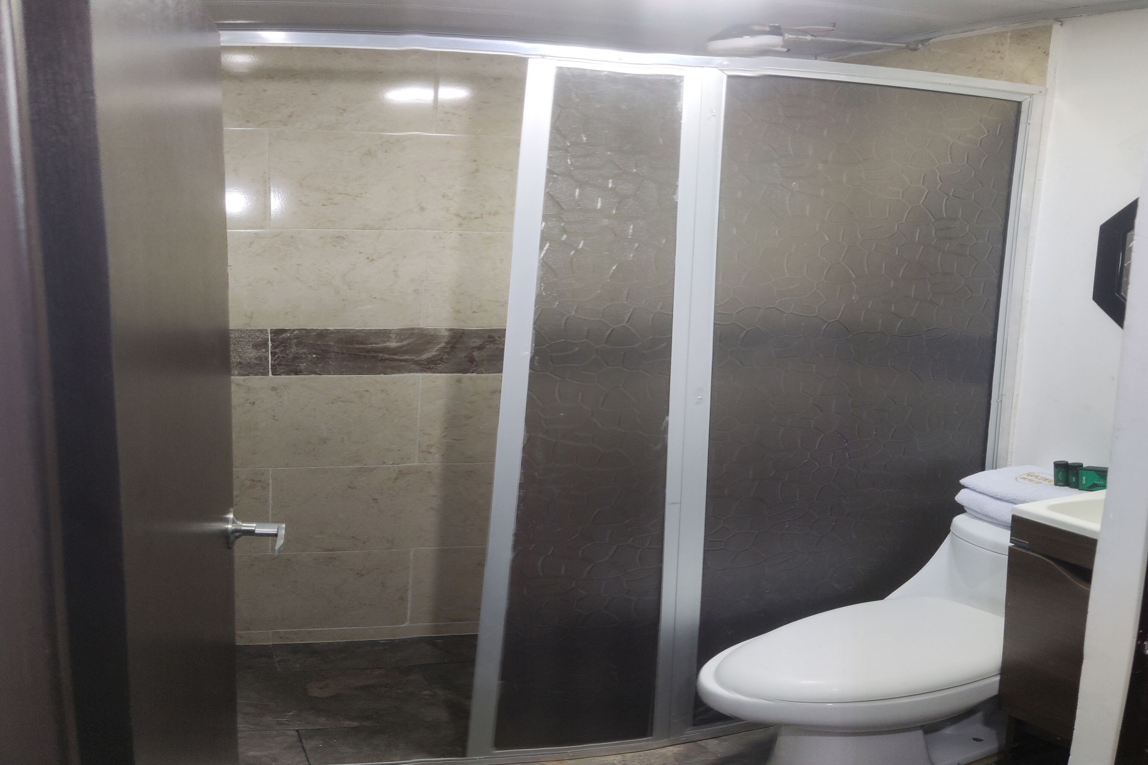 Quarto quádruplo standard | Banheiro | Chuveiro, toalhas de banho, sabonete, shampoo