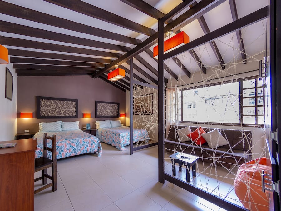 Quarto quádruplo superior | Roupas de cama antialérgicas, cofres nos quartos, Wi-Fi de cortesia