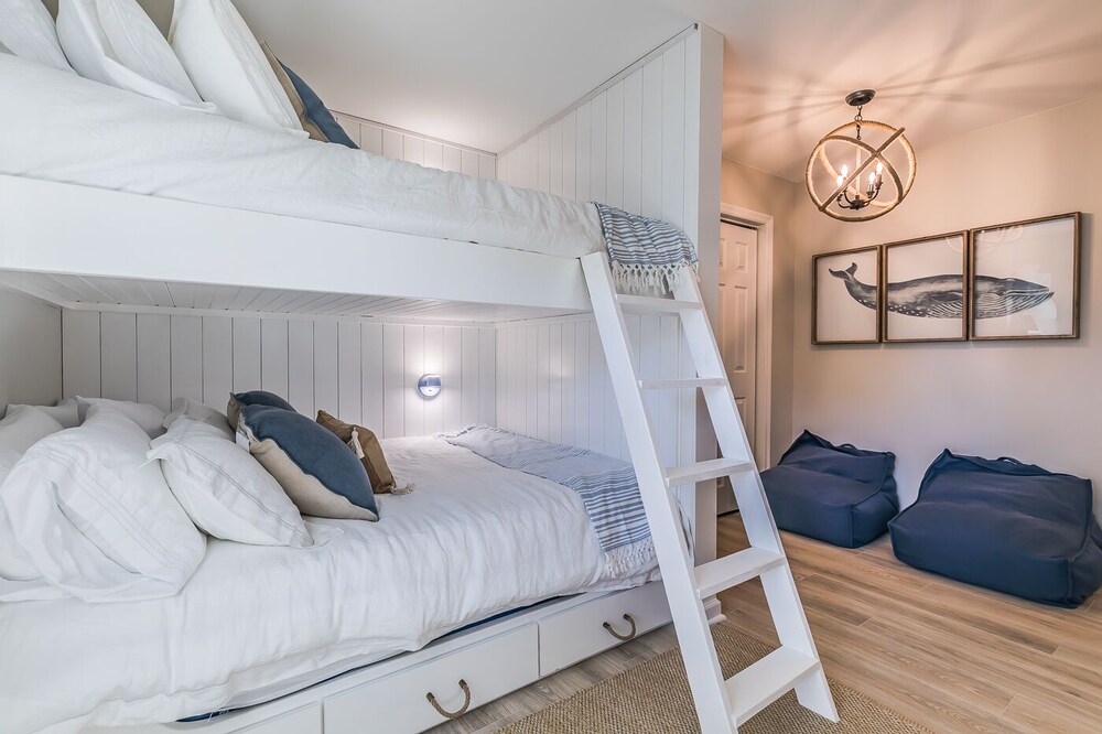 NEWLY Renovated Short Walk to Beach and Beach Club - Sleeps 12 - Fripp ...