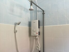 Chalé Tradicional | Casa de banho | Um polibã, artigos de higiene pessoal grátis, um bidé