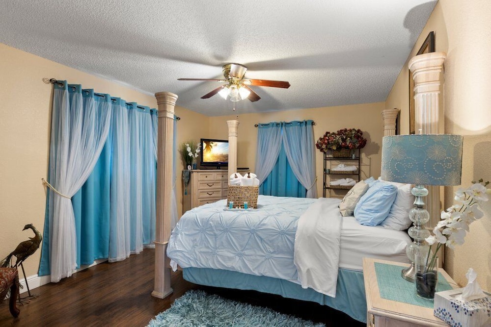 3br Roman Oasis: Caesar's Place + Heated Pool - Spring Hill, FL