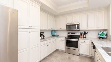 Apartamento em Condomínio Fechado, 3 quartos | Cozinha privada | Um frigorífico, um forno, uma cafeteira/bule