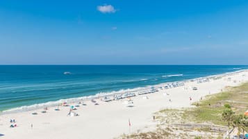 Apartamento em Condomínio Fechado, 3 quartos | Praia | Na praia