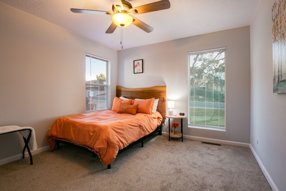 5-bedroom, Grand But Cozy House - Sleeps 14, Mountain Views, Huge Yard - Albuquerque, NM