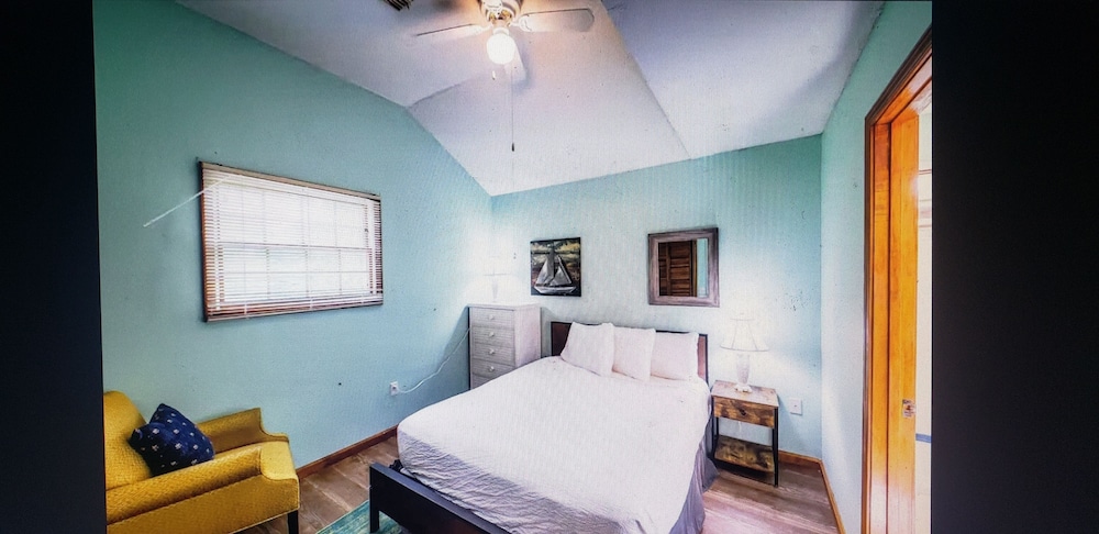 Close To Beaches W/small Private Beach Access Across Street, Partial Gulf View. - Perdido Key, FL