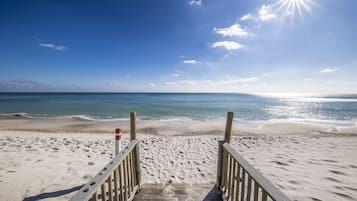Na praia, praia de areia branca