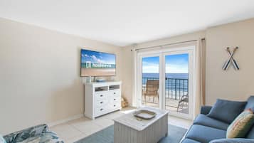 Apartamento Signature em Condomínio Fechado, 3 quartos, varanda, vista para a praia | Sala | Smart TV de 65 polegadas com canais digitais, televisor