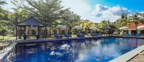 Piscina externa, espreguiçadeiras