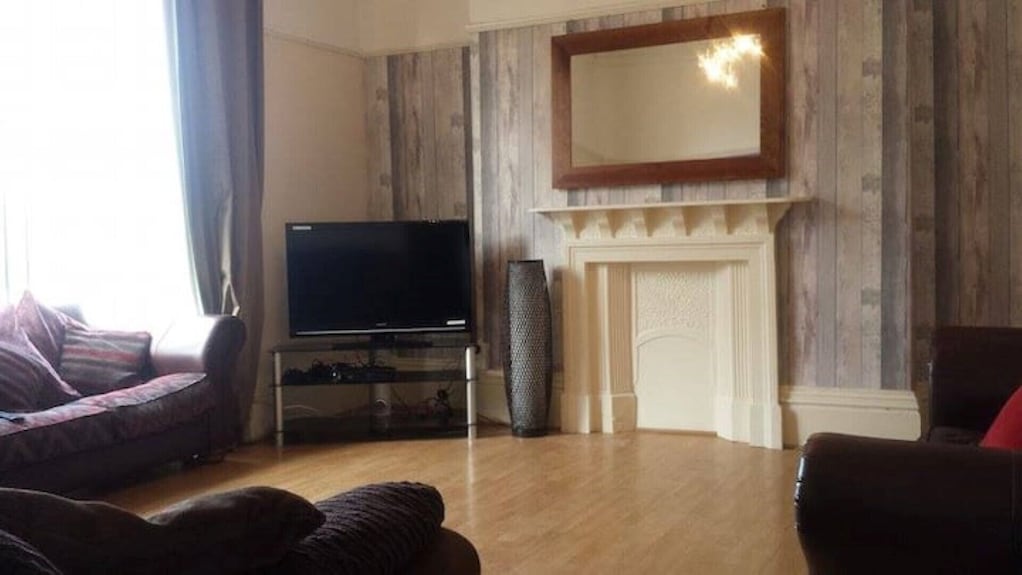 Large House With Parking Located Near City Centre - Plymouth