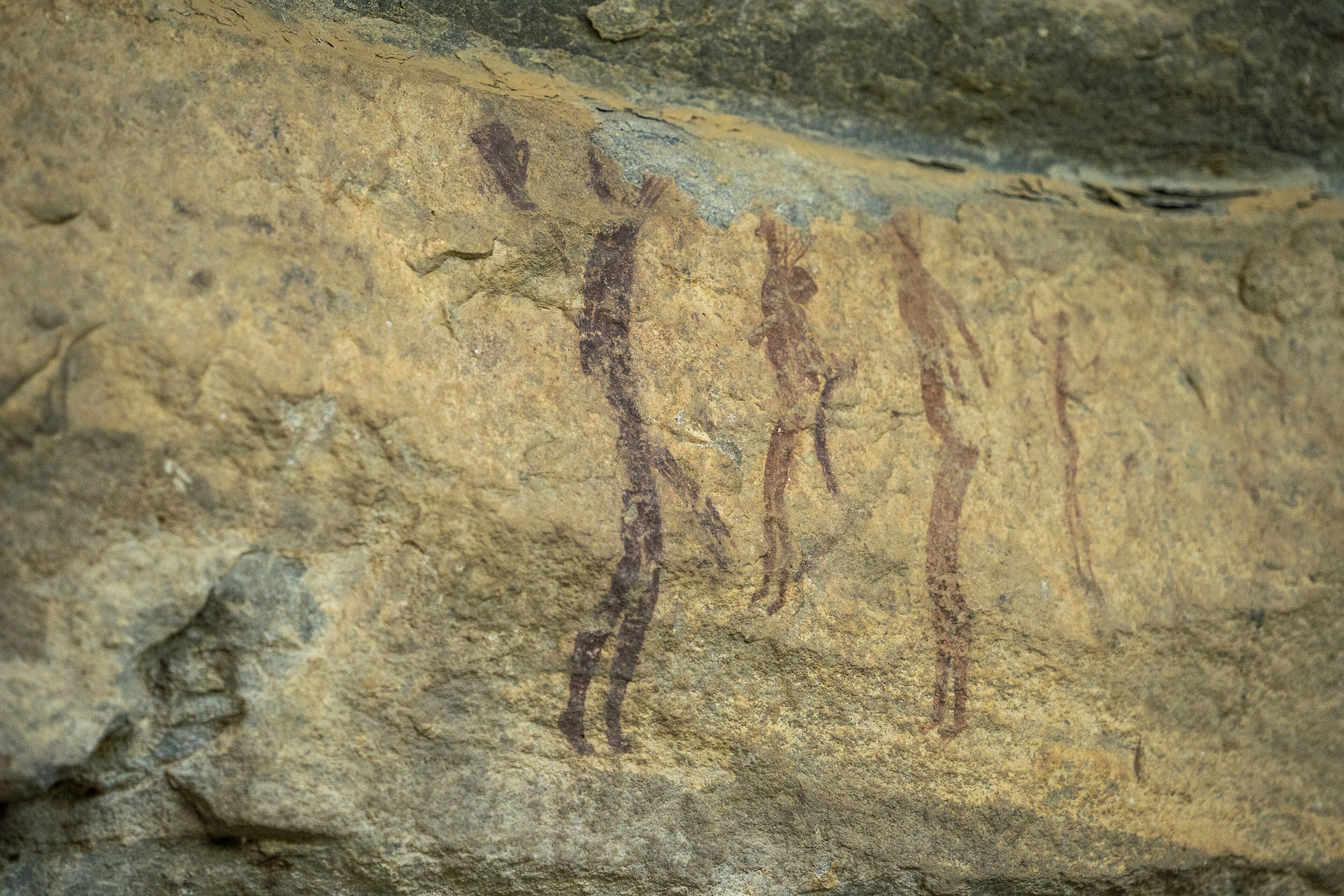 Superfície rochosa com pegadas humanas ancestrais.