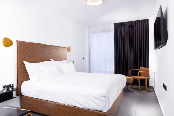 Frigobar, cofres nos quartos, escrivaninha, cortinas blackout