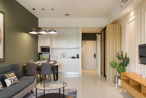 Estúdio com design assinado | Área de estar | Smart TV 40 polegadas com canais a cabo, TV, Netflix