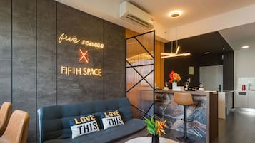 Royal Two Bedroom | Área de estar | Smart TV 40 polegadas com canais a cabo, TV, Netflix