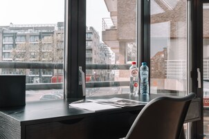 Quarto triplo conforto | Escrivaninha, Wi-Fi de cortesia, roupa de cama