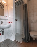 Chuveiro, secador de cabelo, toalhas de banho, sabonete