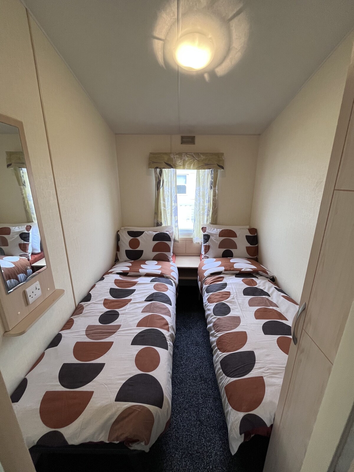3 Bedroom, 8 Berth, Cosy Static Family Caravan Reviews, Deals & Photos ...