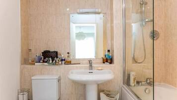 Apartamento, várias camas | Banheiro | Chuveiro, toalhas de banho