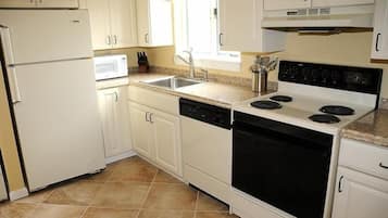 Apartamento em Condomínio Fechado, 2 quartos | Cozinha privada | Um frigorífico, um forno, uma cafeteira/bule, uma torradeira