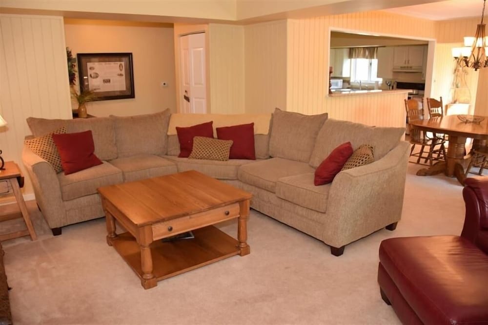 Seven Springs 2 Bedroom Deluxe Condo With Private Deck! By Redawning - Save 10% On 3 Nights, 15% On 5 Nights! - Seven Springs, PA
