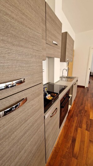 Geladeira grande, fogão, cooktop, máquina de café expresso