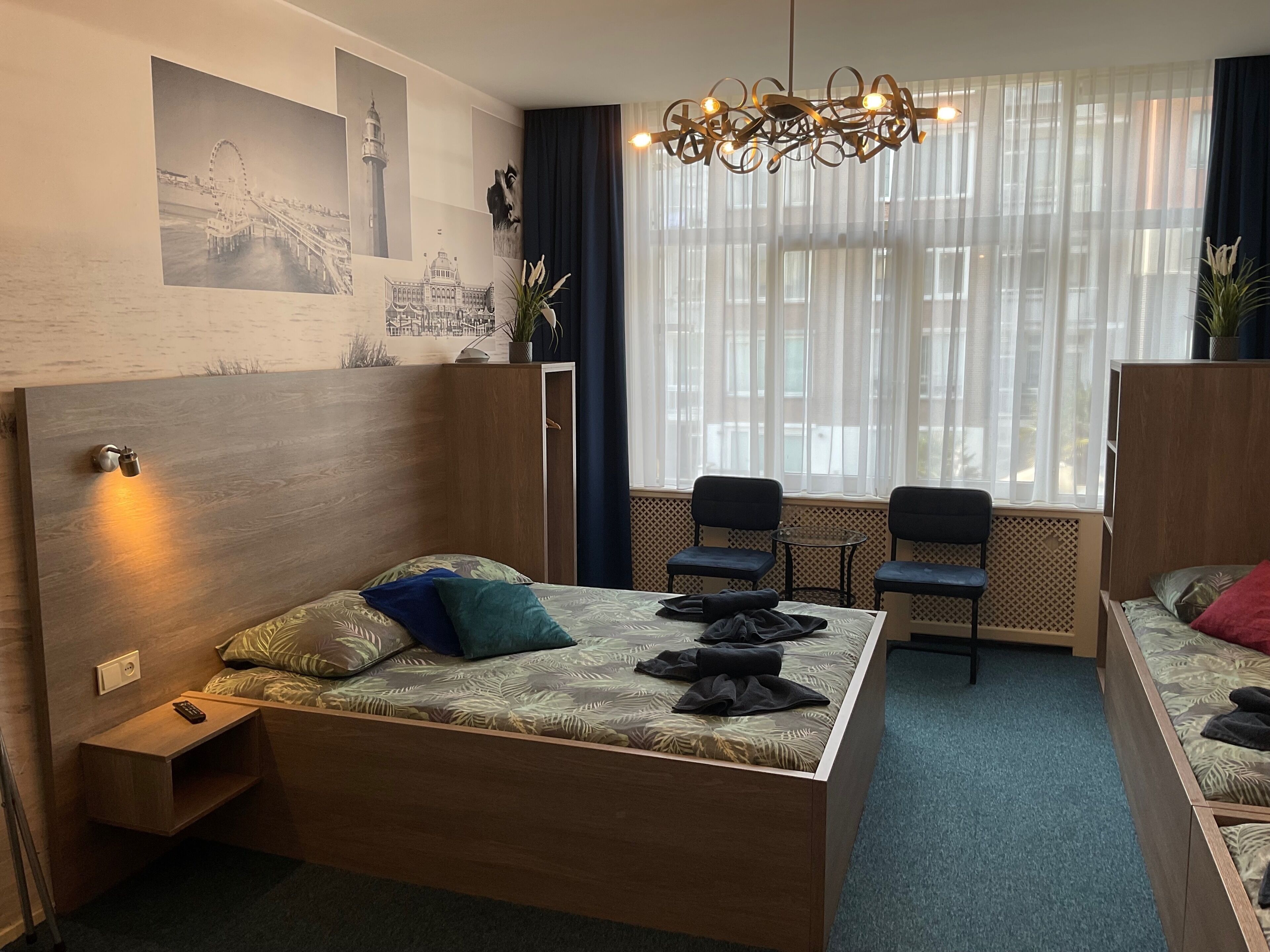 Quarto quádruplo conforto | Ferros/tábuas de passar roupa, Wi-Fi de cortesia, roupa de cama