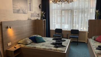 Quarto quádruplo conforto | Ferros/tábuas de passar roupa, Wi-Fi de cortesia, roupa de cama