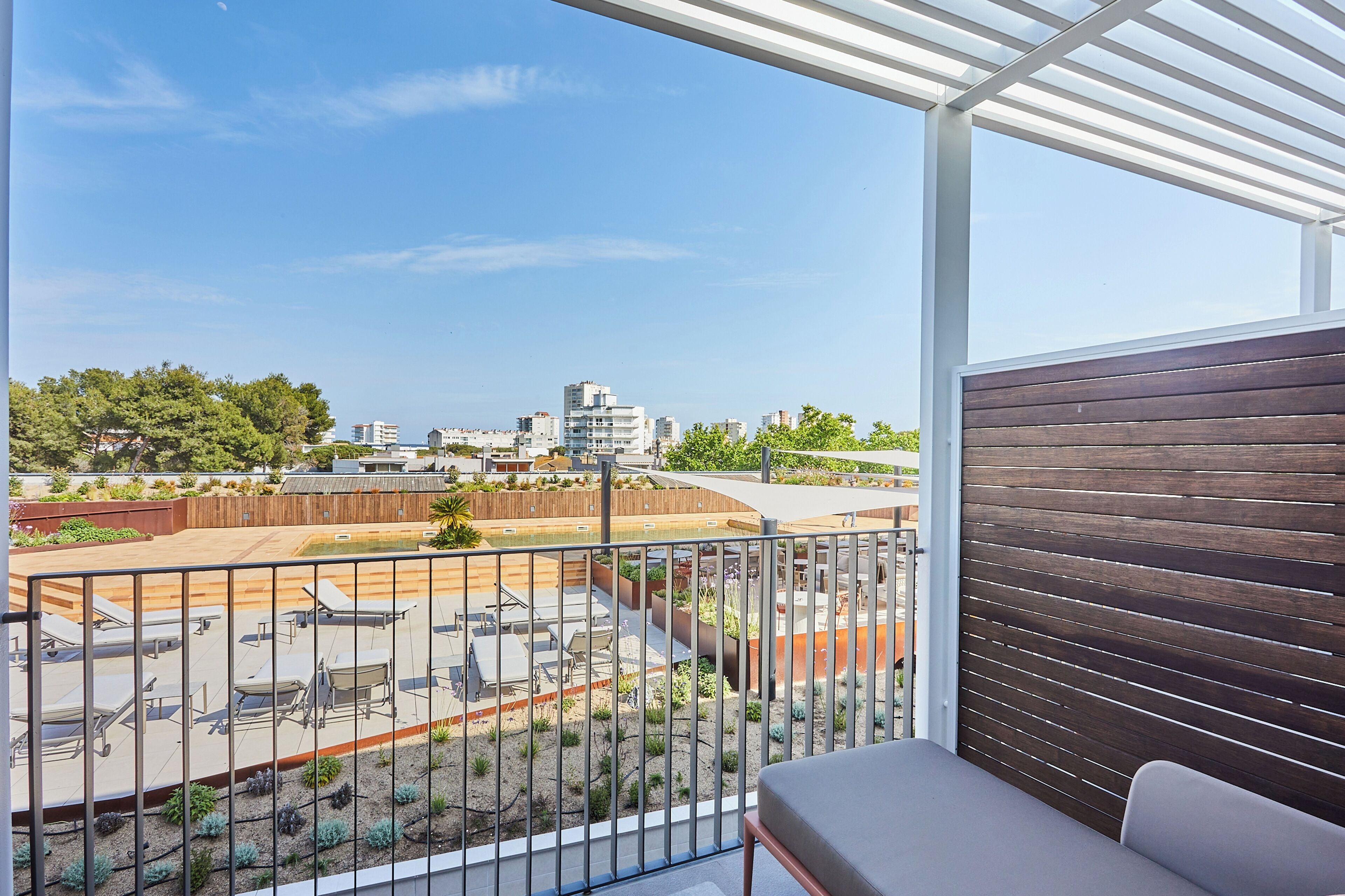 Quarto casal standard, vista para a piscina | Vista do quarto