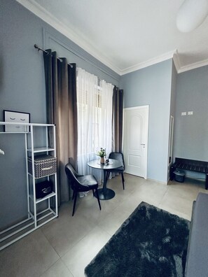 Quarto Duplo | Edredões de penas, cofre no quarto, com decoração personalizada 