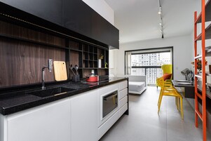 Estúdio conforto | Cozinha privada | Geladeira grande, micro-ondas, fogão, cooktop