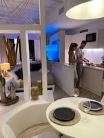 Suite-Estúdio Deluxe | Casa de banho | Um secador de cabelo, um bidé, toalhas fornecidas, sabão 