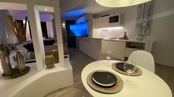 Geladeira grande, micro-ondas, cooktop, máquina de café expresso