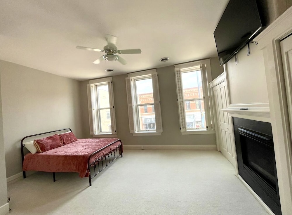 Bright, Spacious Property In Downtown Depere Overlooking Fox River - Hobart, WI