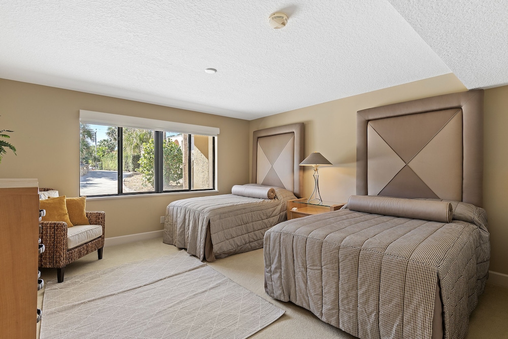 Top Luxury Home In Nsb! Pool, Hot Tub, Beach Boardwalk, Mini Gym, - New Smyrna Beach, FL