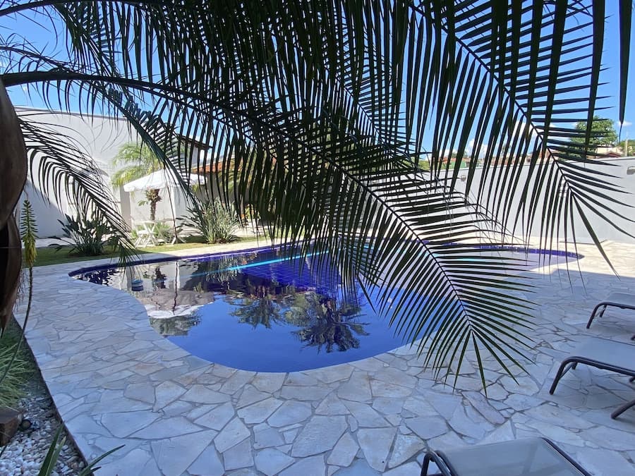 Piscina externa, espreguiçadeiras