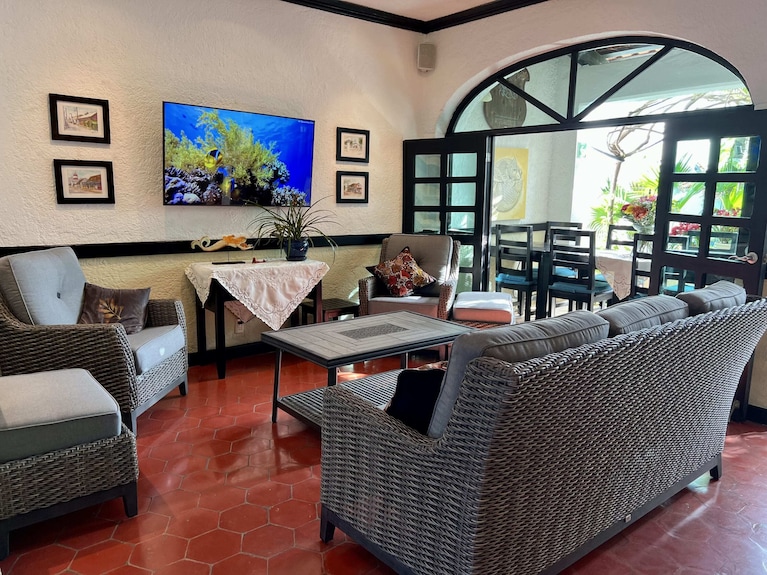 Casa Sirena Historic Centro Villa With Pool, Walk Everywhere, 8 Bedrooms, Group Ready - Isla Mujeres