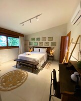 Quarto Duplo ou Twin Deluxe, 1 quarto | Camas de colchão pillowtop, minibar, com decoração personalizada 